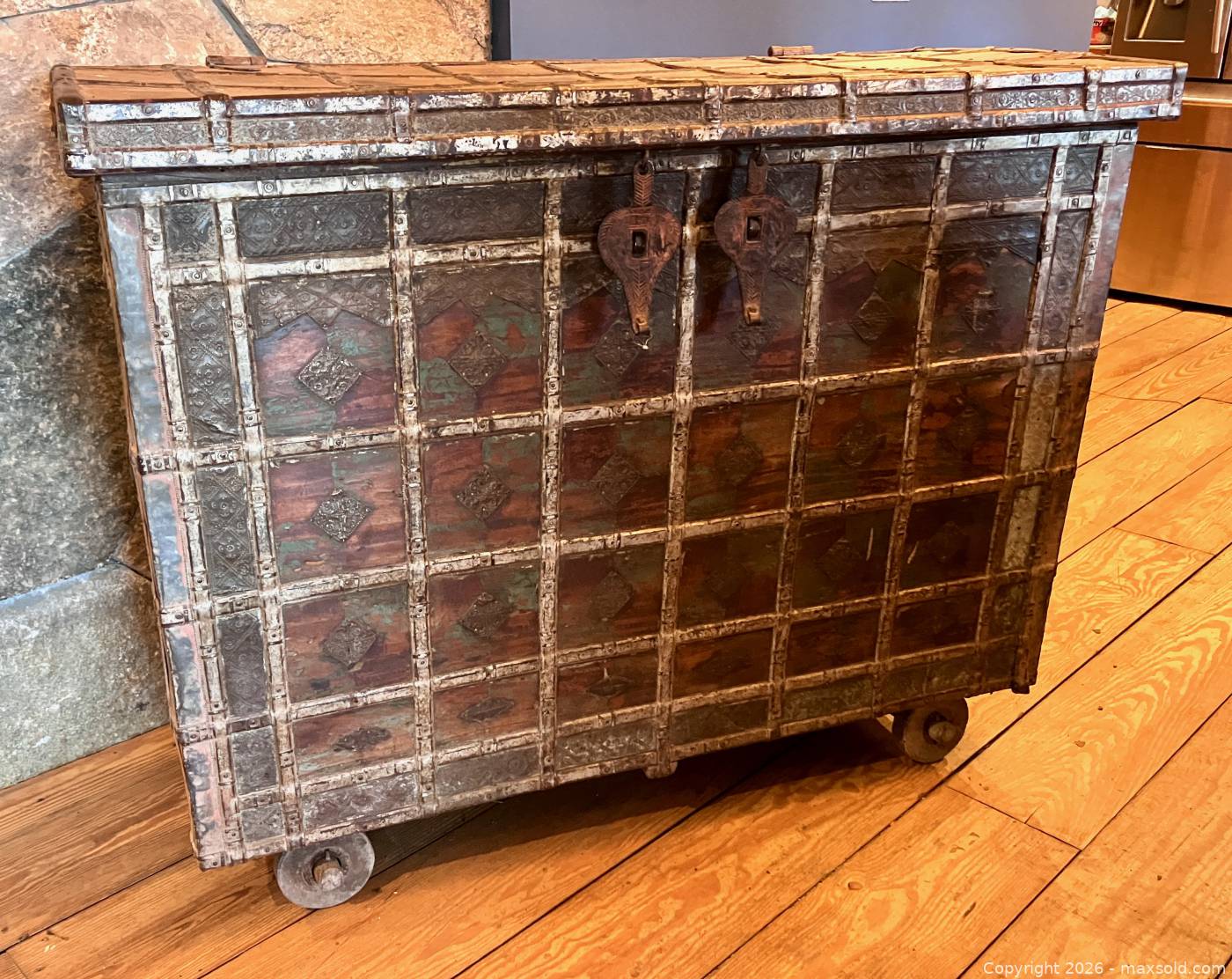Mohr & McPherson rolling trunk | Maxsold