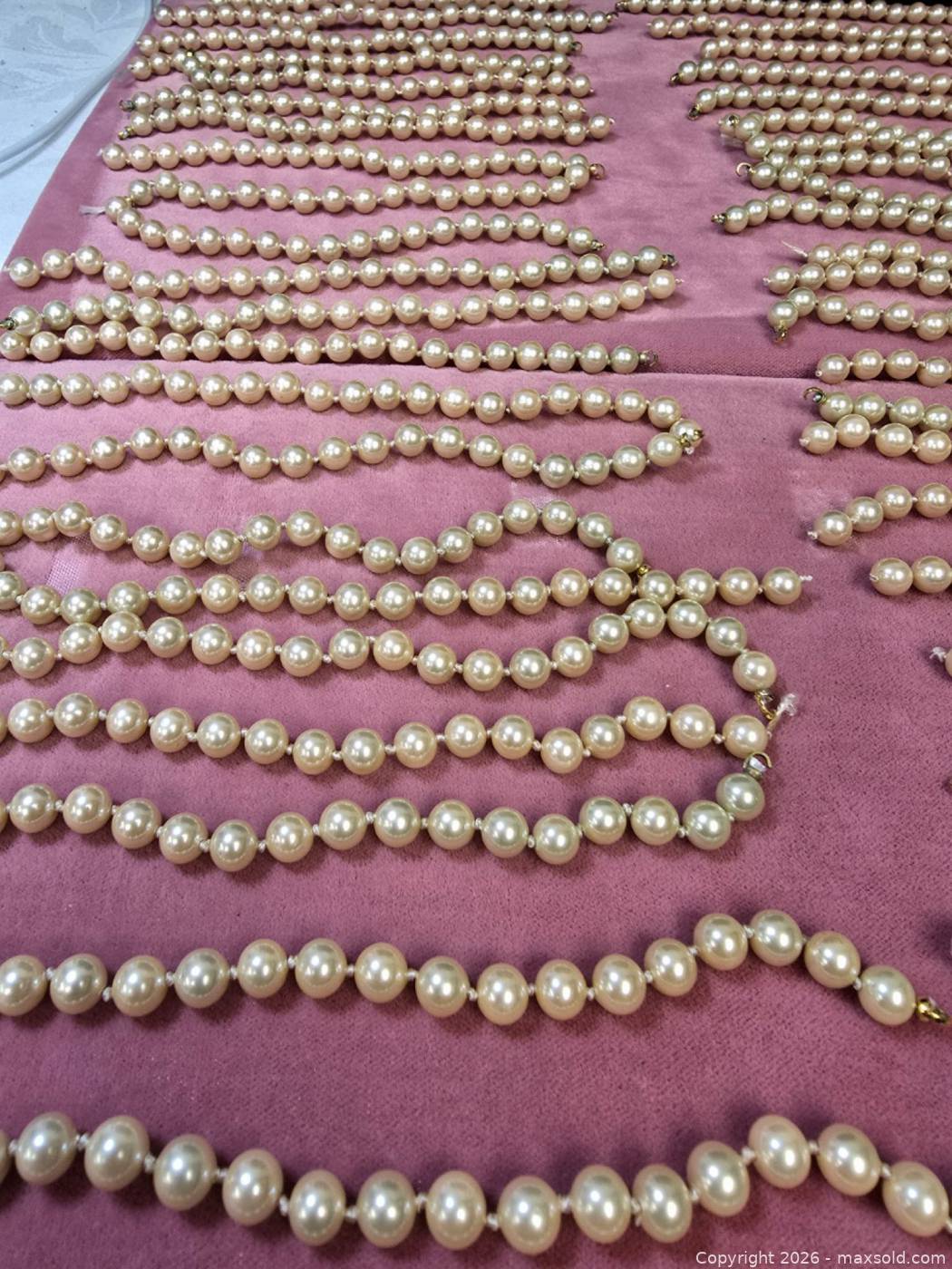 60 strands imitation pearl bead garland | Maxsold