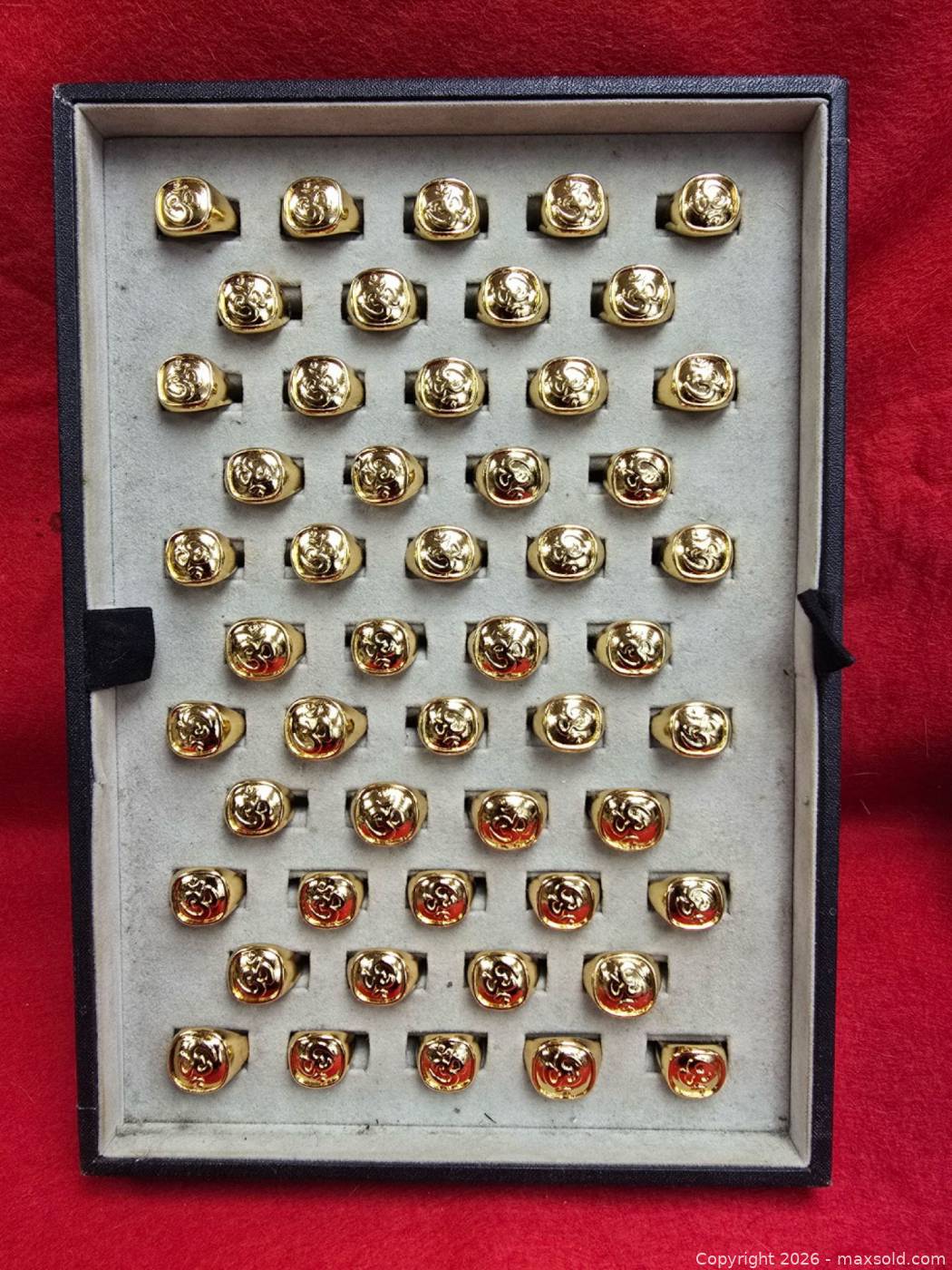 Gold-plated Om signet rings, approx. 48 | Maxsold