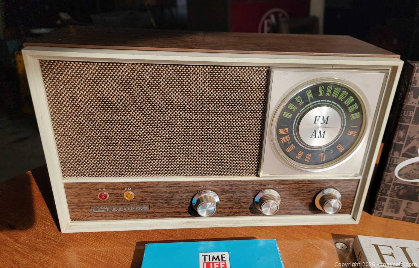 Lloyd's wood-grain AM/FM radio model 15-741 with three oldies CD sets | Maxsold