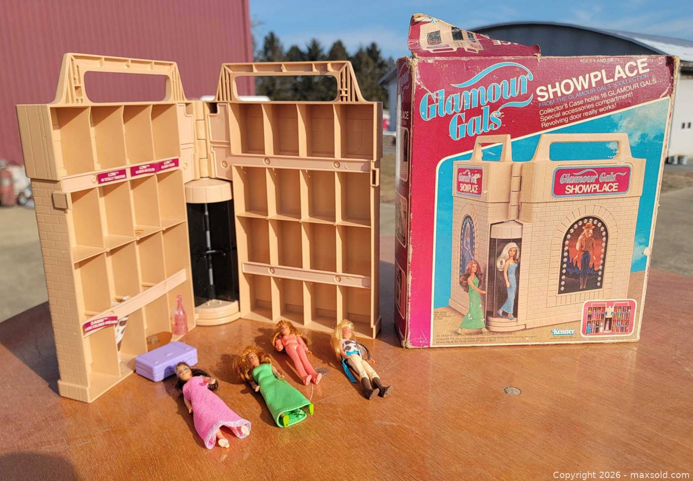 1981 Kenner Glamour Gals Showplace playset with dolls & accessories ...
