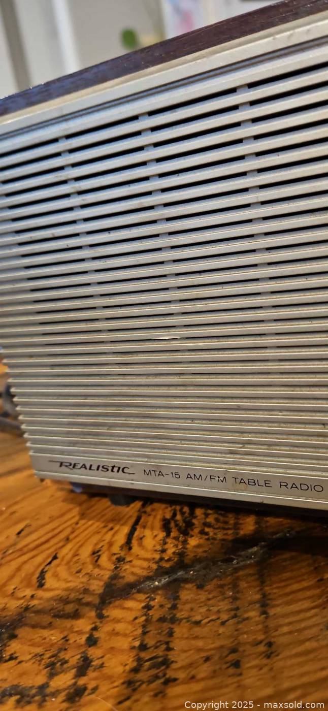 Realistic MTA-15 AM/FM Table Radio | Maxsold