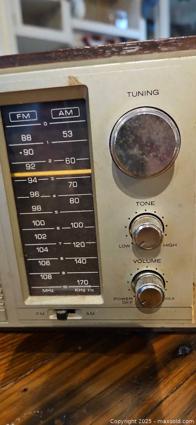 Realistic MTA-15 AM/FM Table Radio | Maxsold