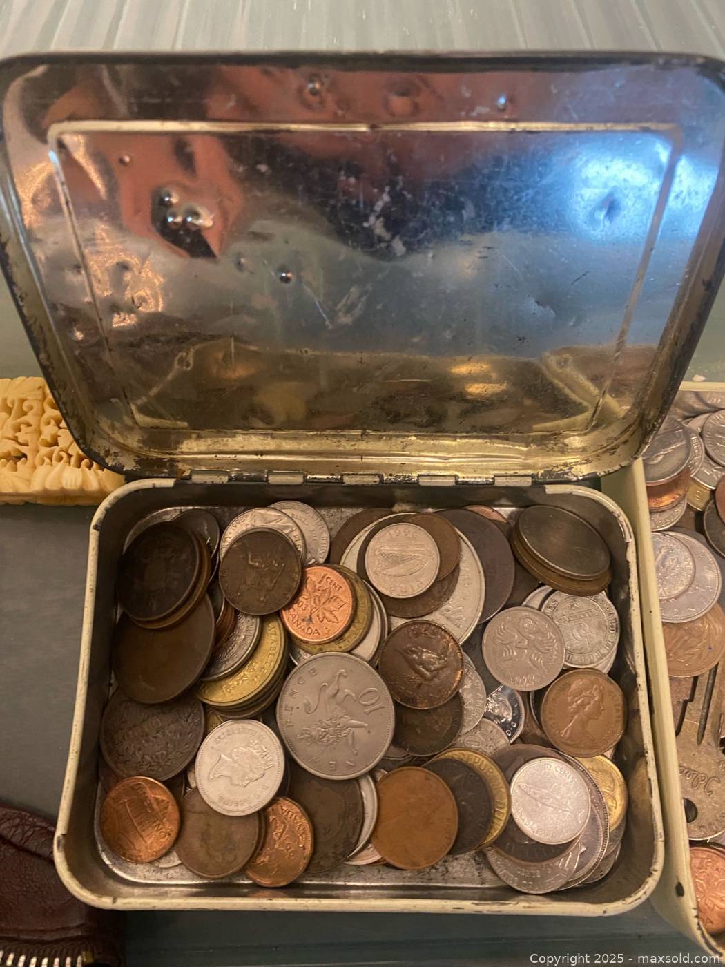 Mixed world coins with two Rotterdam Shag tins | Maxsold
