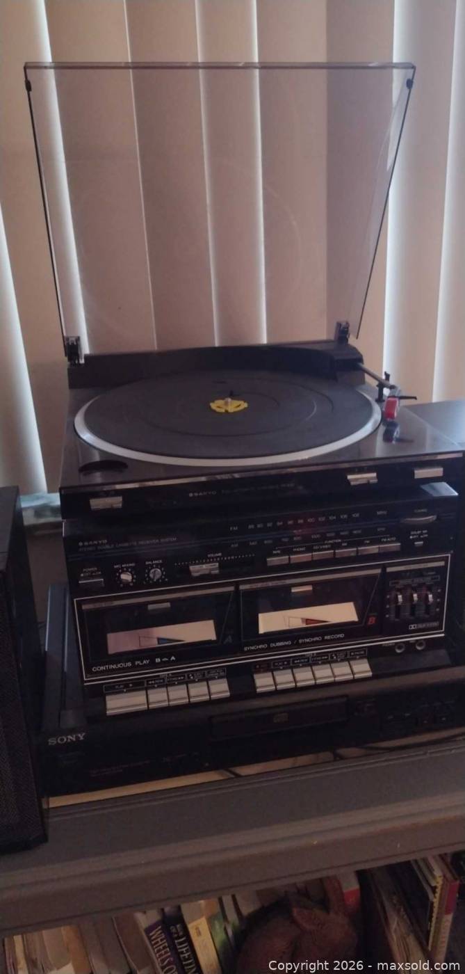 Sanyo stereo system with speakers | Maxsold