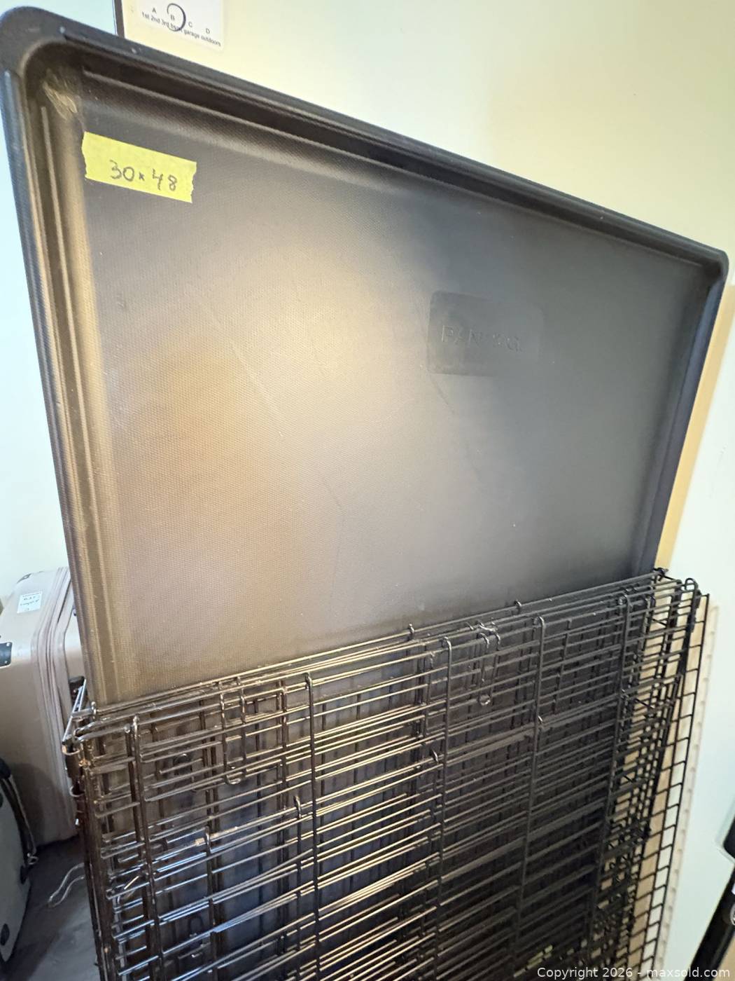 Metal dog kennel with plastic tray 30x48 | Maxsold