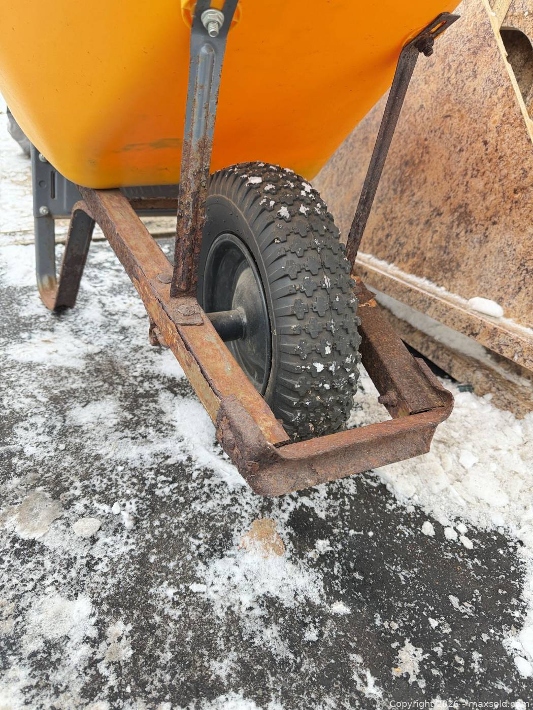 True Temper yellow plastic wheelbarrow | Maxsold