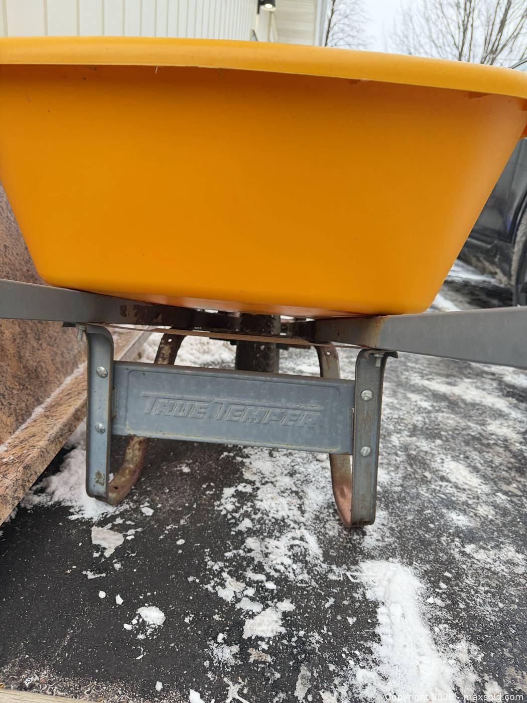 True Temper yellow plastic wheelbarrow | Maxsold