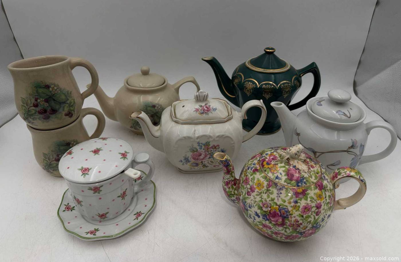 Seven decorative ceramic teapots & pitchers | Maxsold