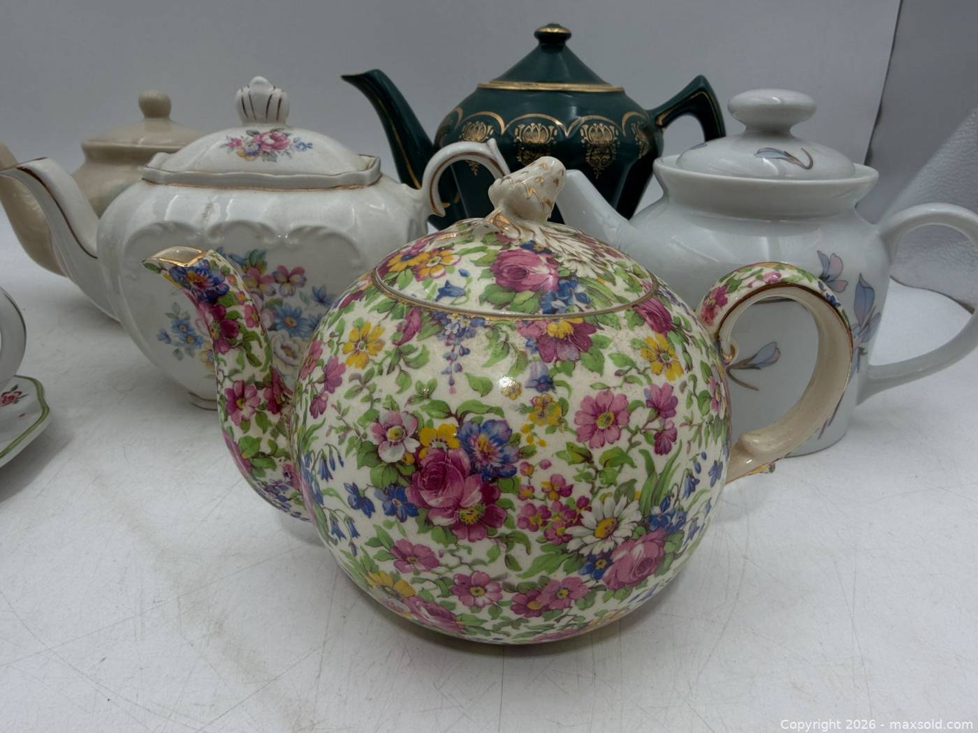 Seven decorative ceramic teapots & pitchers | Maxsold