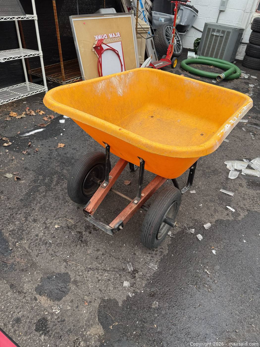 True Temper Big 8 two-wheel wheelbarrow | Maxsold