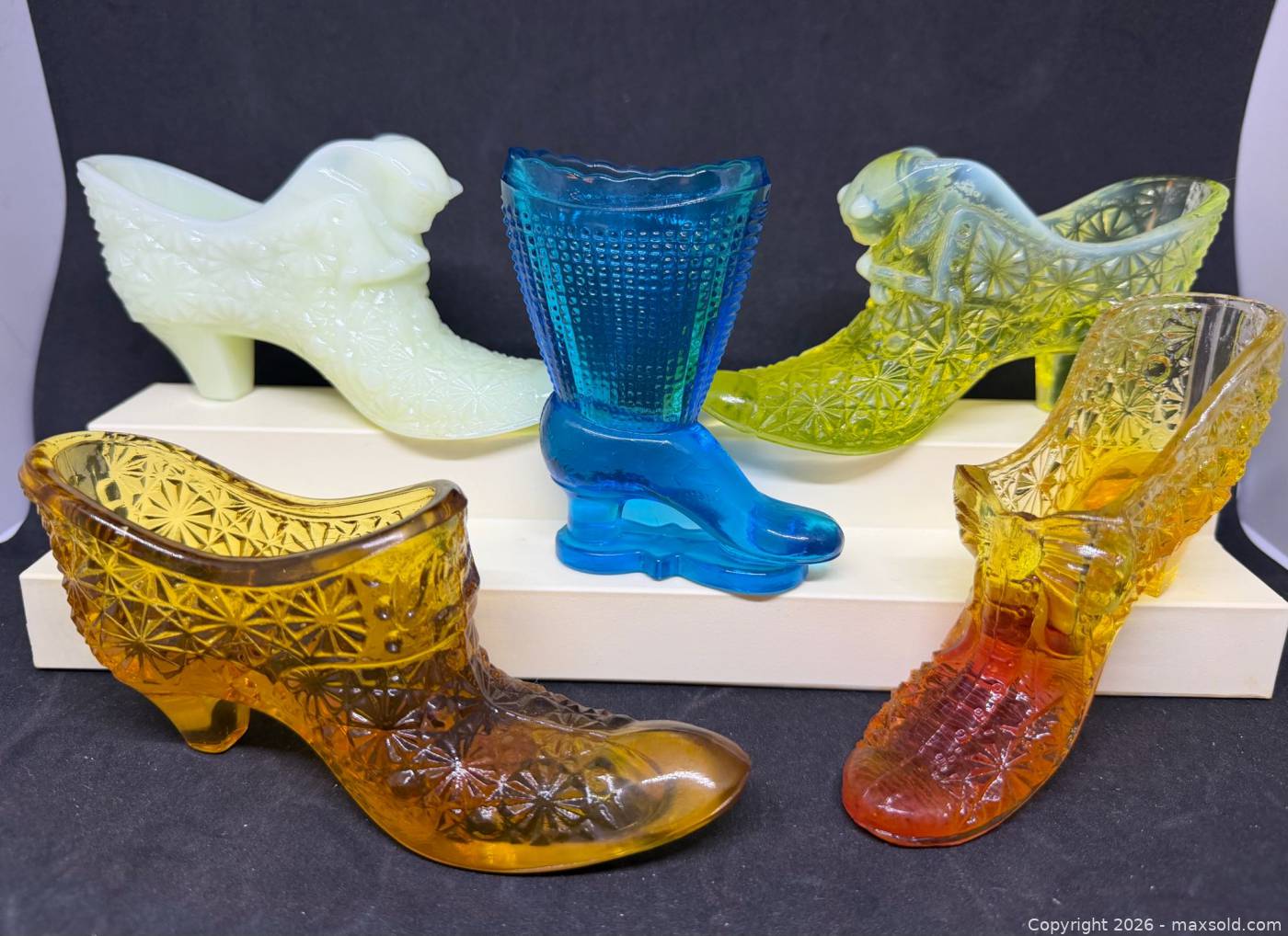 Vintage glass novelty shoe figurines | Maxsold
