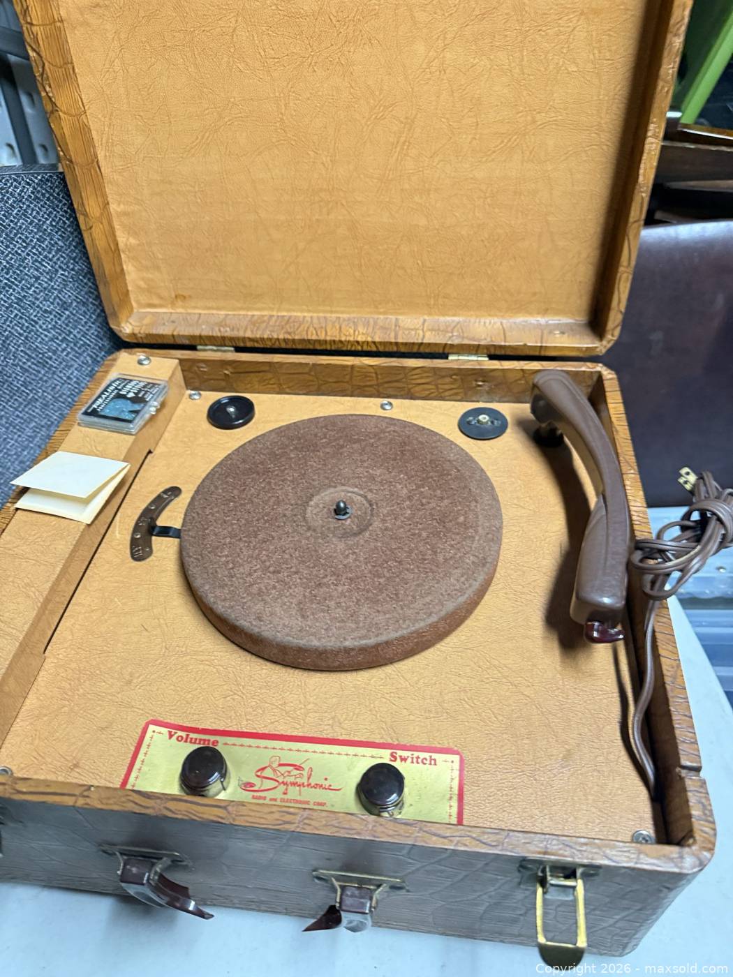 Symphonic portable record player in case | Maxsold