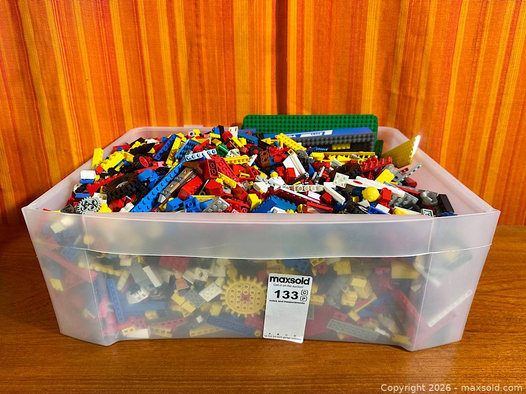 Big Bin Of Vintage LEGO Bricks & Minifigs | Maxsold