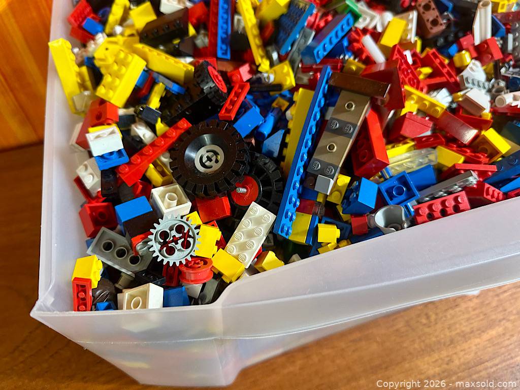 Big Bin Of Vintage LEGO Bricks & Minifigs | Maxsold
