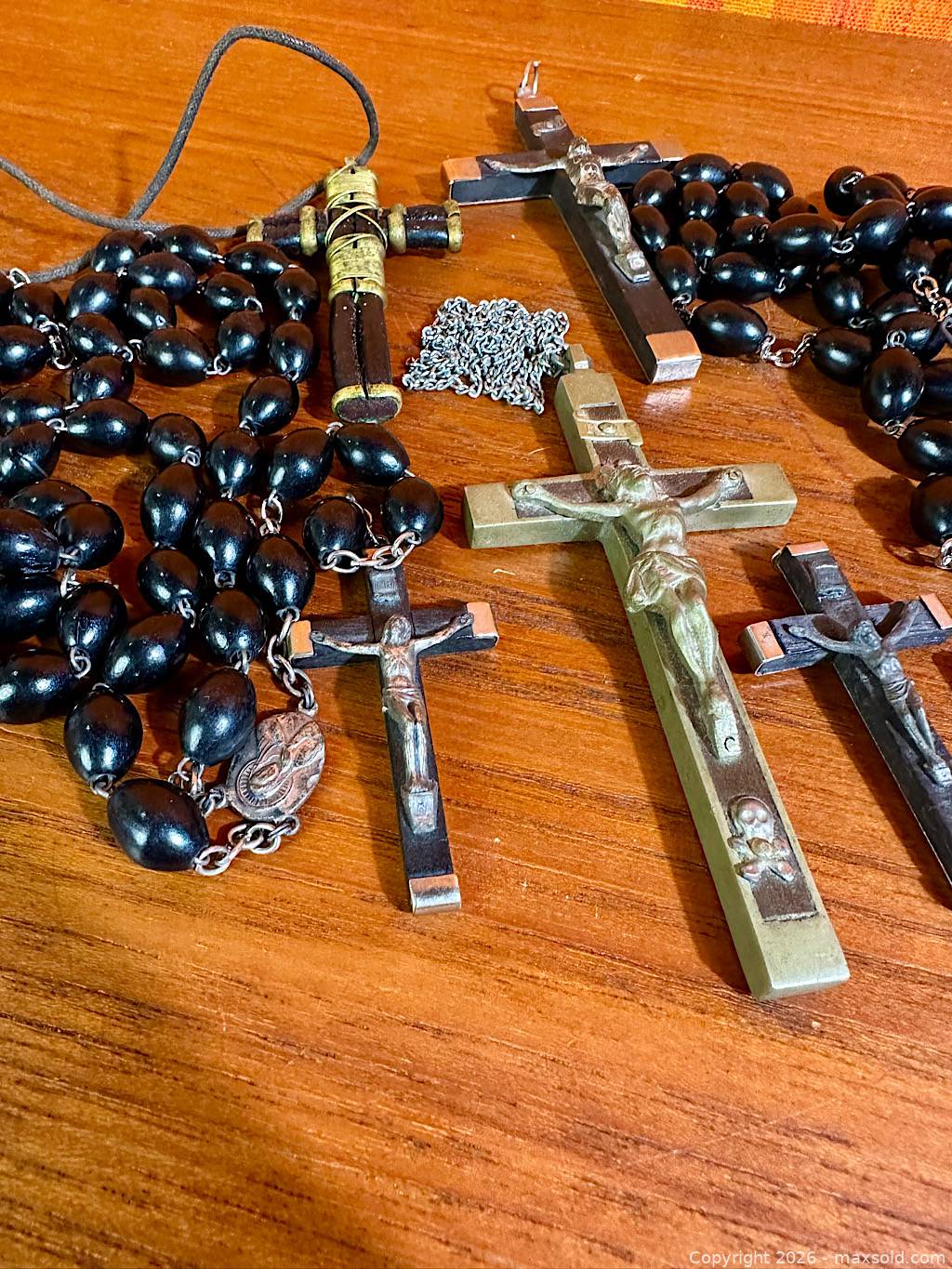 Rosaries with crucifixes and loose crosses | Maxsold