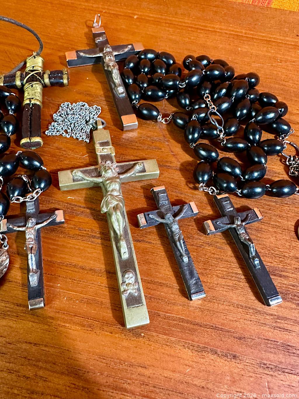 Rosaries with crucifixes and loose crosses | Maxsold