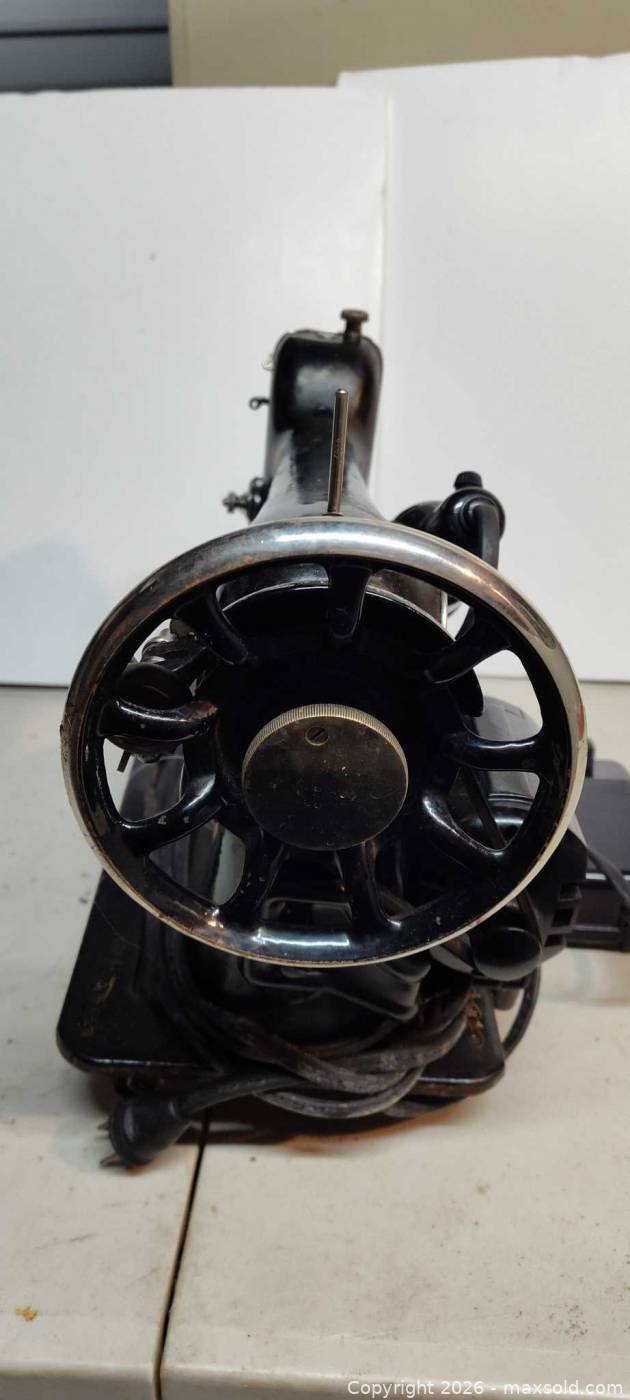 Antique 1890s Singer black sewing machine | Maxsold
