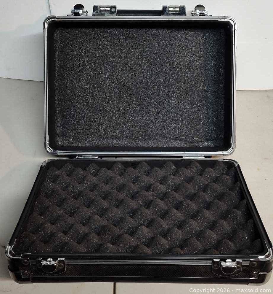 Black padded hard carry case | Maxsold