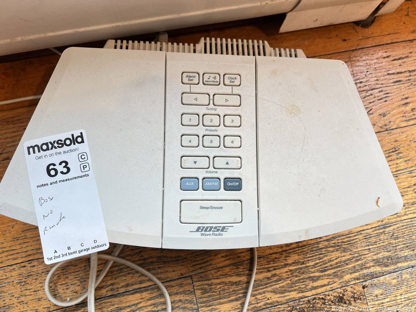 Bose Wave Radio model AWR1W1 tabletop AM/FM tuner | Maxsold