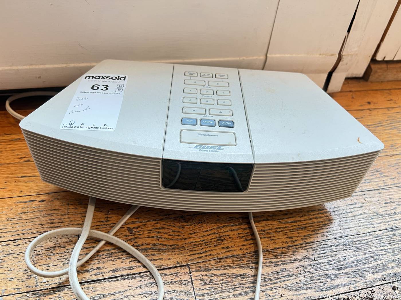 Bose Wave Radio model AWR1W1 tabletop AM/FM tuner | Maxsold