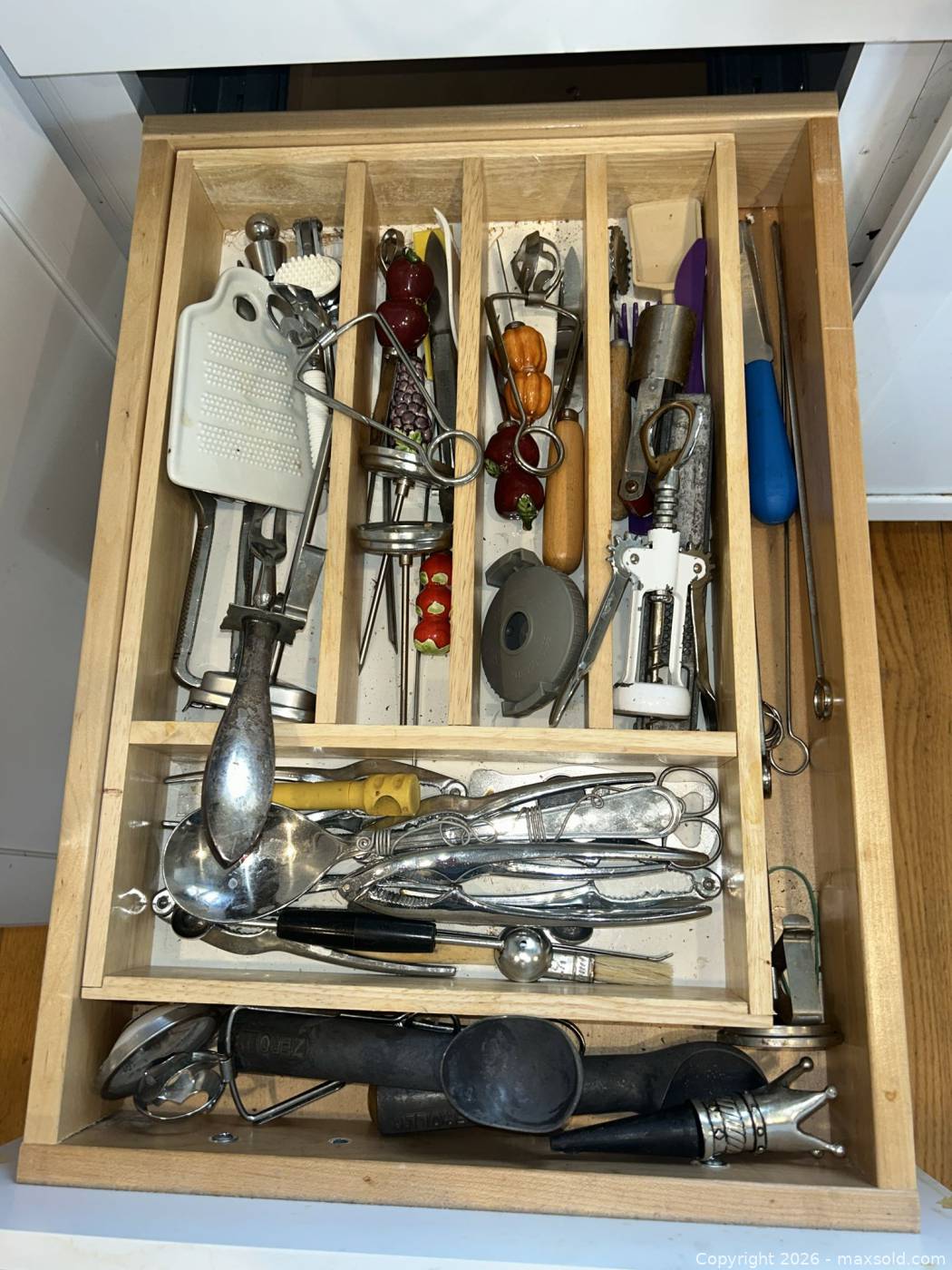 Mixed kitchen cutlery and utensil lot | Maxsold
