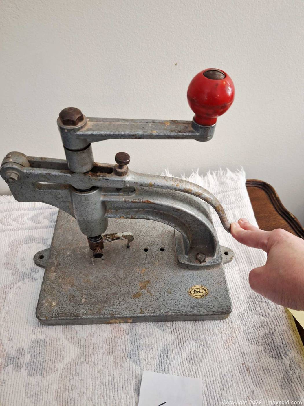 Vintage cast-iron tile scribe press | Maxsold