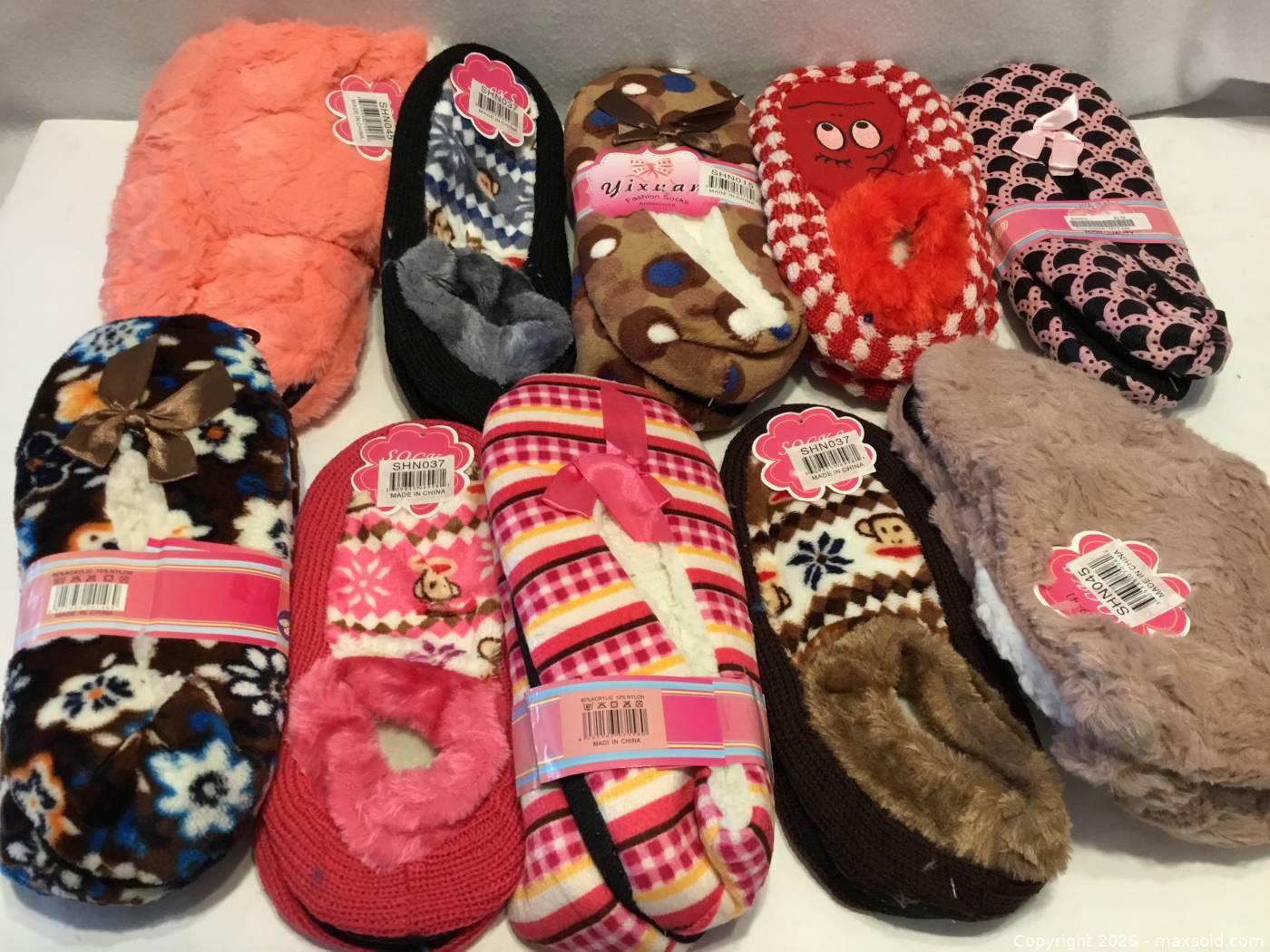 10 pairs assorted indoor slippers | Maxsold