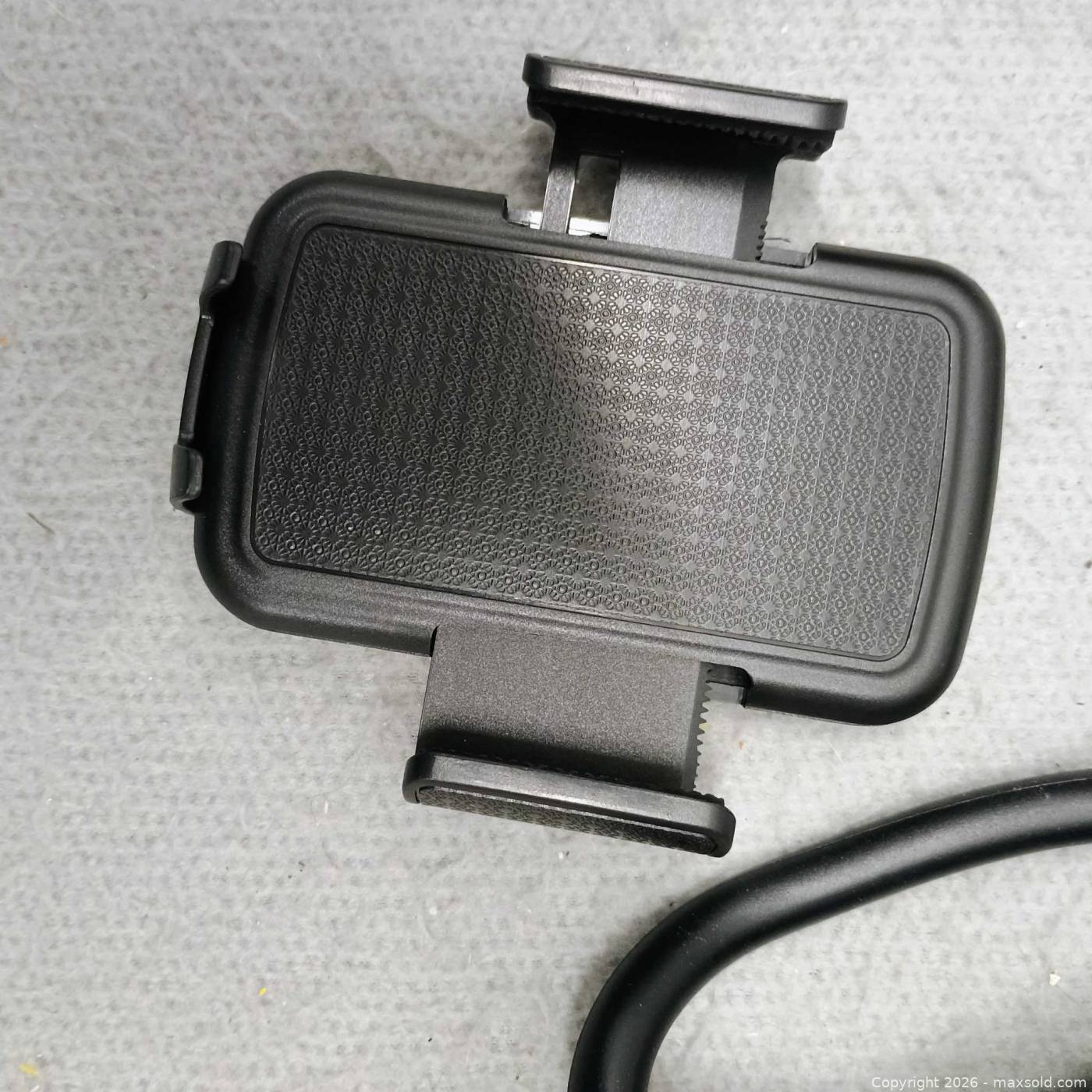 Car Vibez LED strip kit, phone mount, cup holder | Maxsold