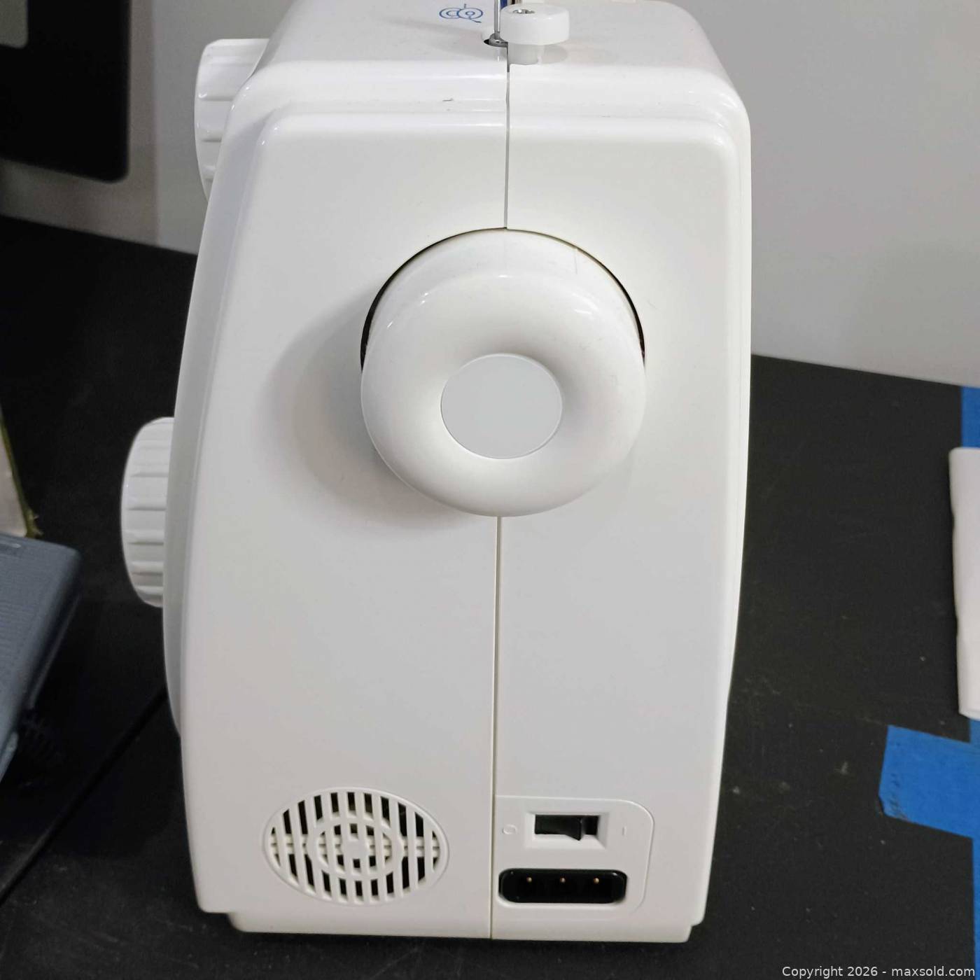 Singer Prelude Model 8280 Sewing Machine With Box | Maxsold