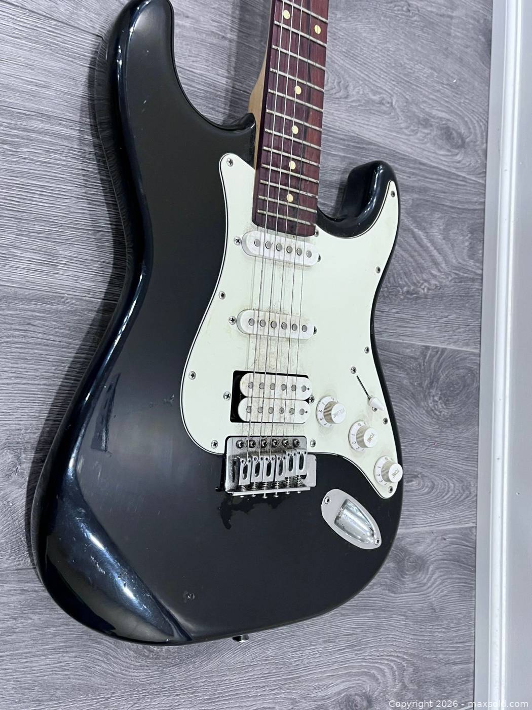 Baron black and white electric guitar | Maxsold
