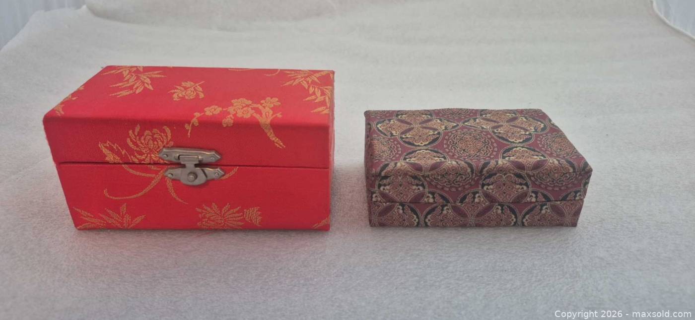 Chinese-style decorative boxes with Baoding balls and abacus | Maxsold