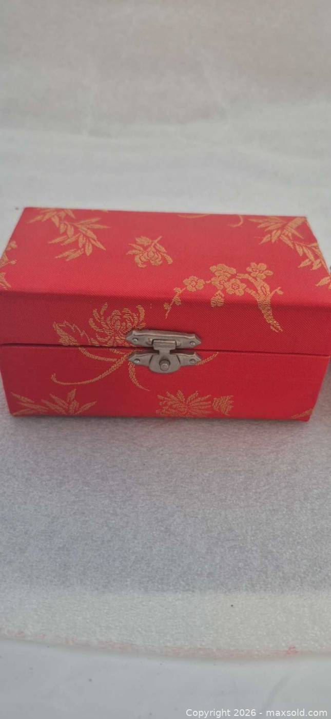 Chinese-style decorative boxes with Baoding balls and abacus | Maxsold
