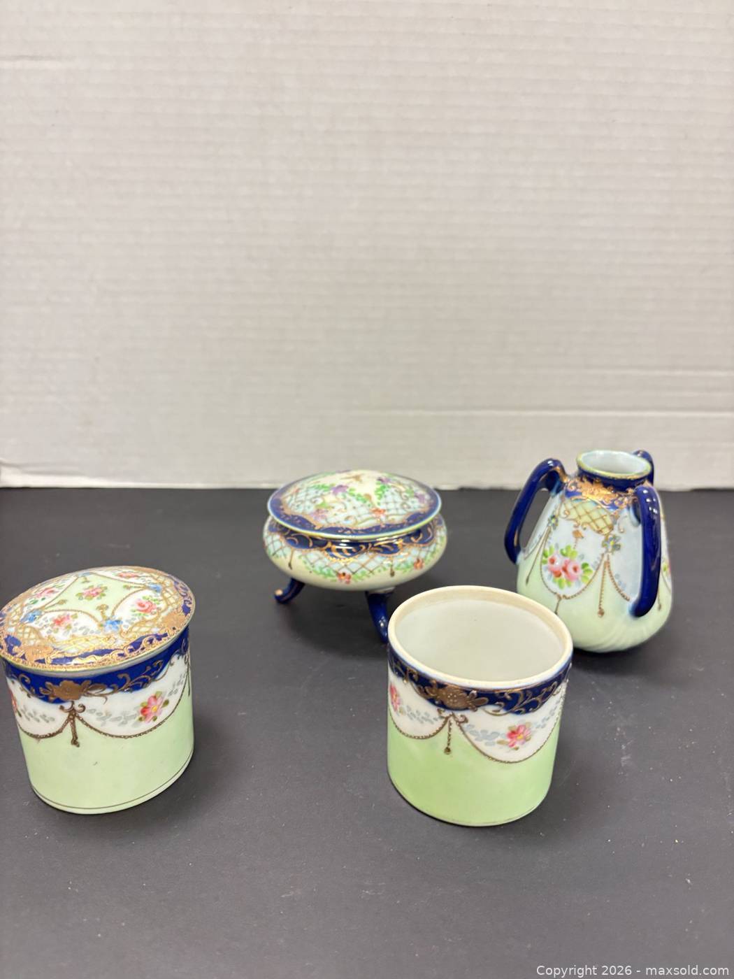 H&S hand-painted porcelain vanity set | Maxsold