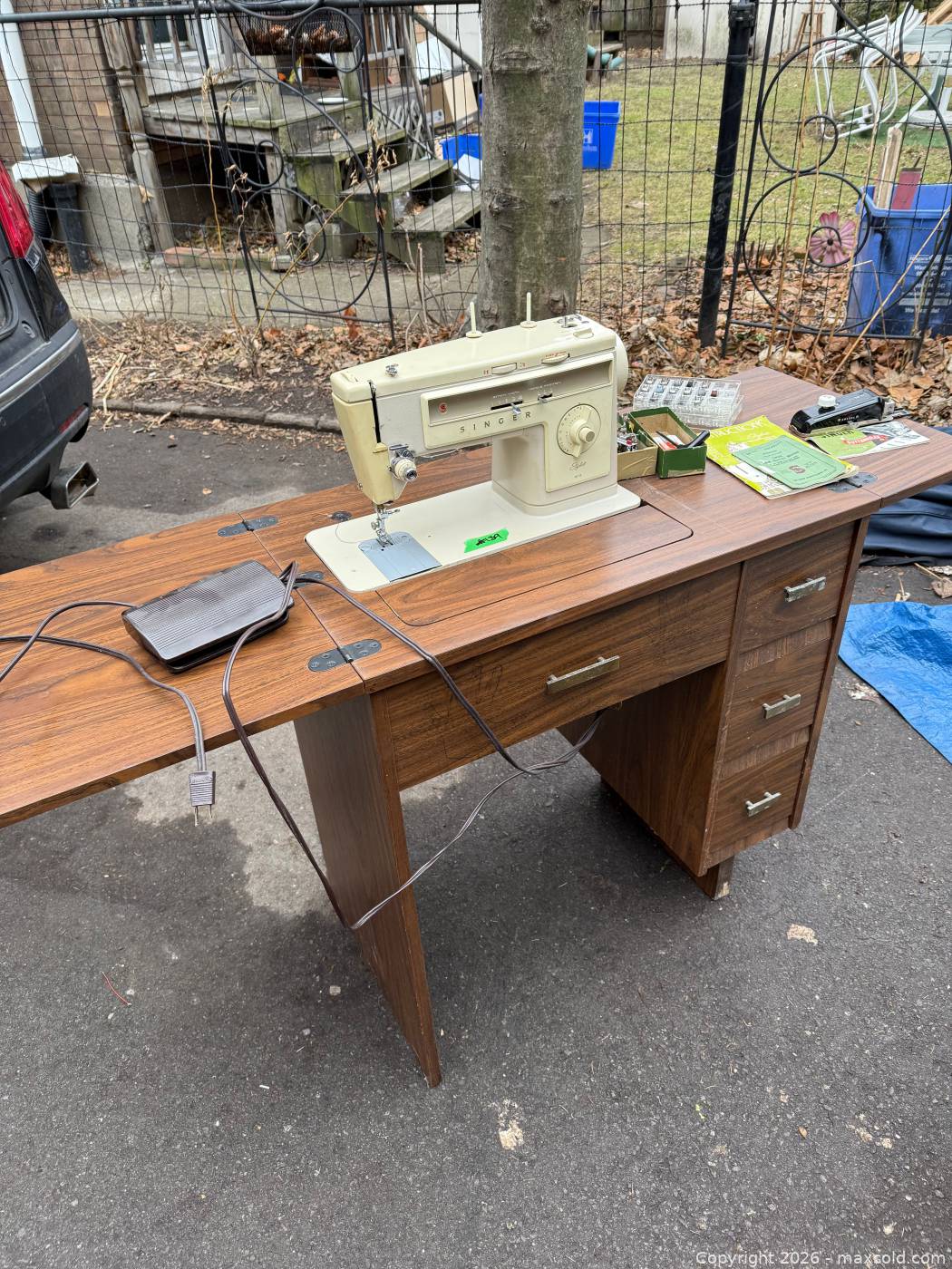 Singer Stylist 513 sewing machine cabinet | Maxsold