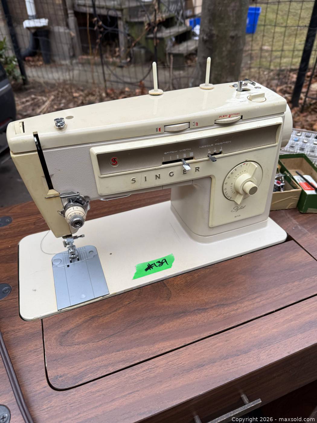 Singer Stylist 513 sewing machine cabinet | Maxsold