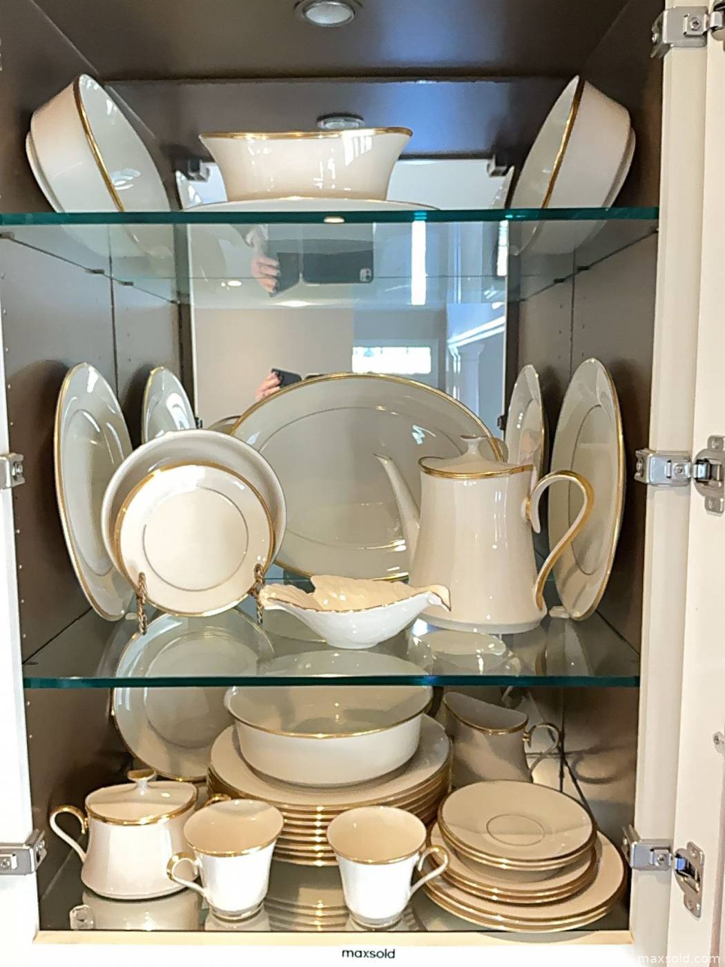 Lenox Eternal gold-rim china 40-piece set | Maxsold