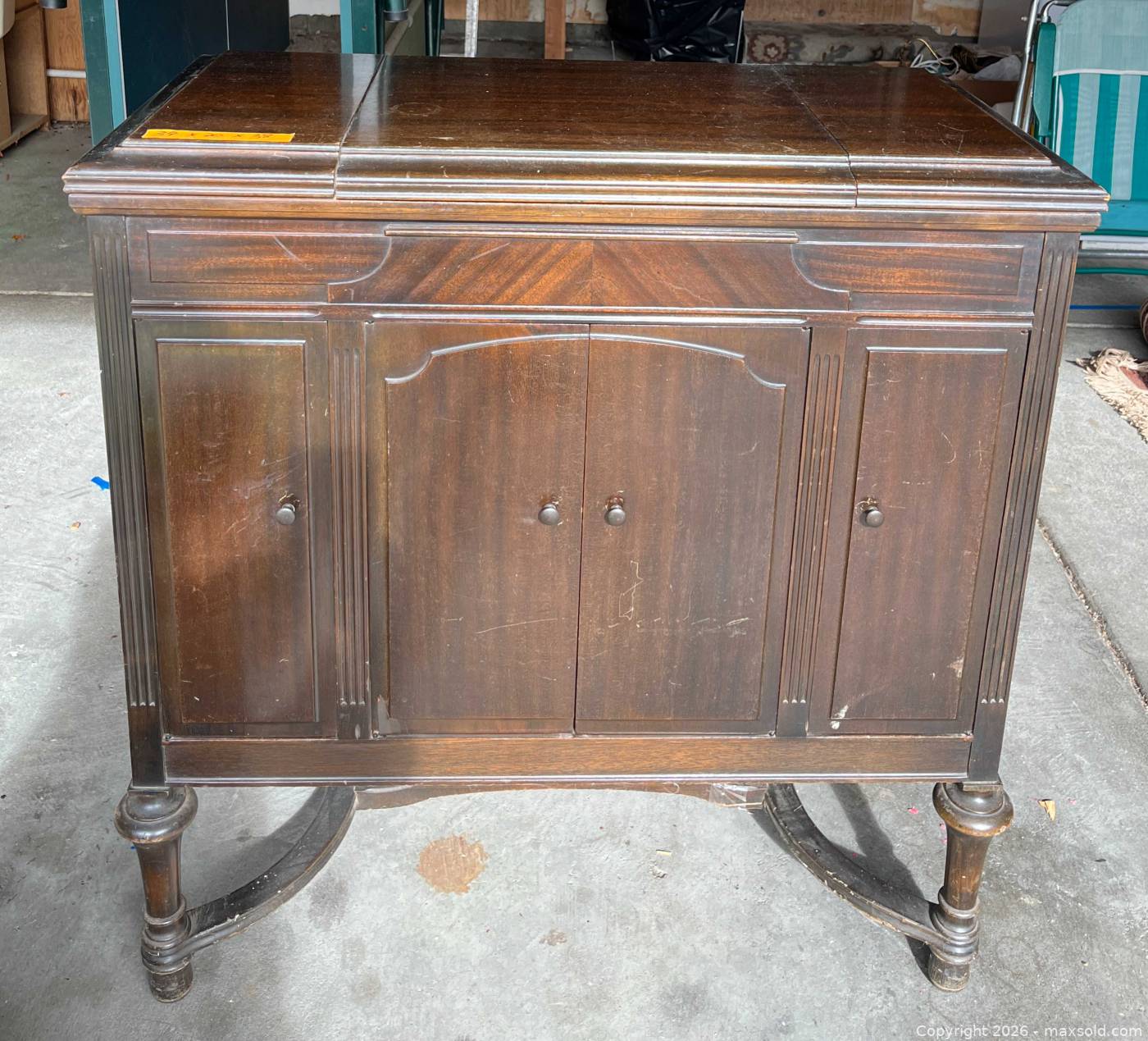 Victor Victrola floor phonograph cabinet | Maxsold