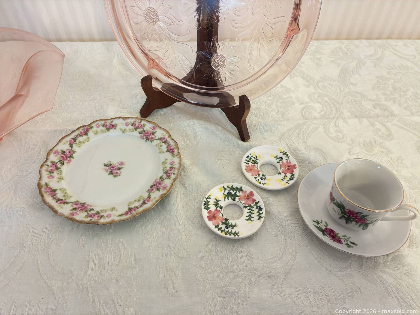 Mixed vintage pink depression glass & porcelain tableware | Maxsold