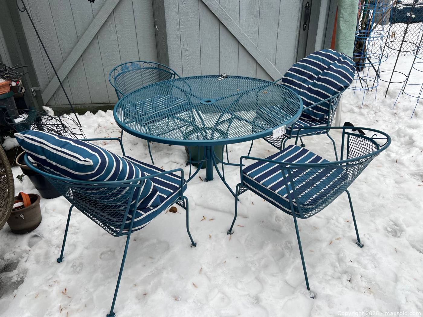 Blue metal patio table with 4 chairs | Maxsold