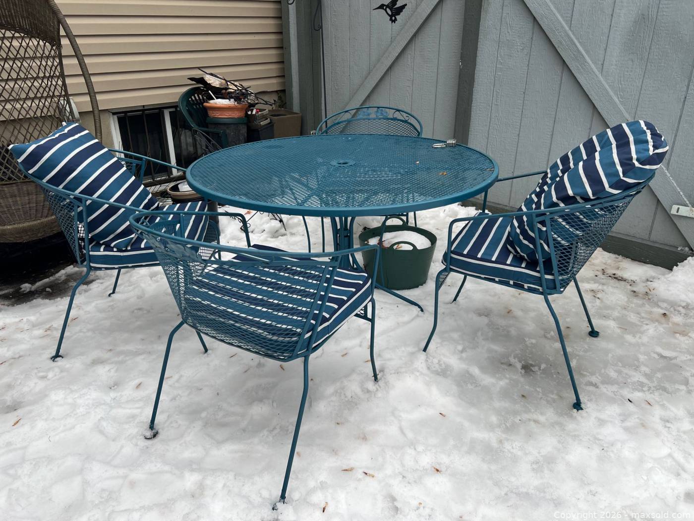 Blue metal patio table with 4 chairs | Maxsold