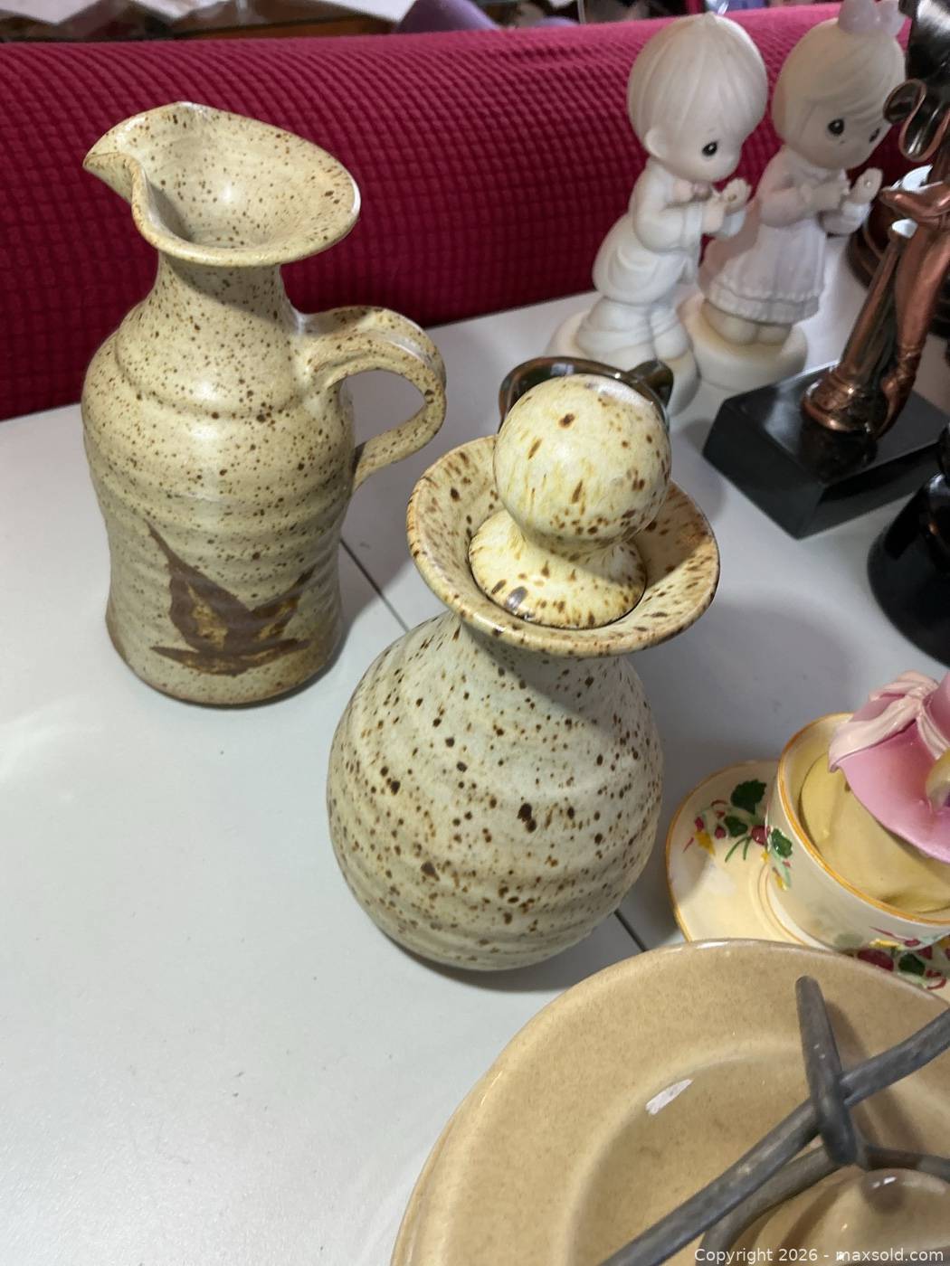 Pottery pitchers, stoneware and décor | Maxsold
