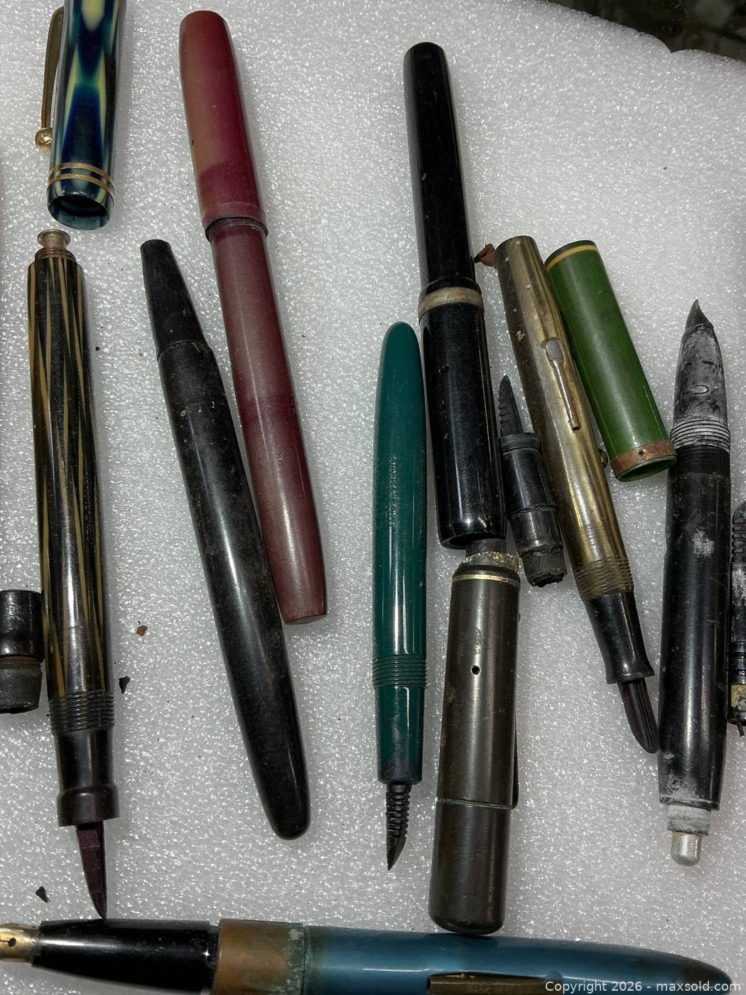 Assorted vintage fountain pen parts | Maxsold