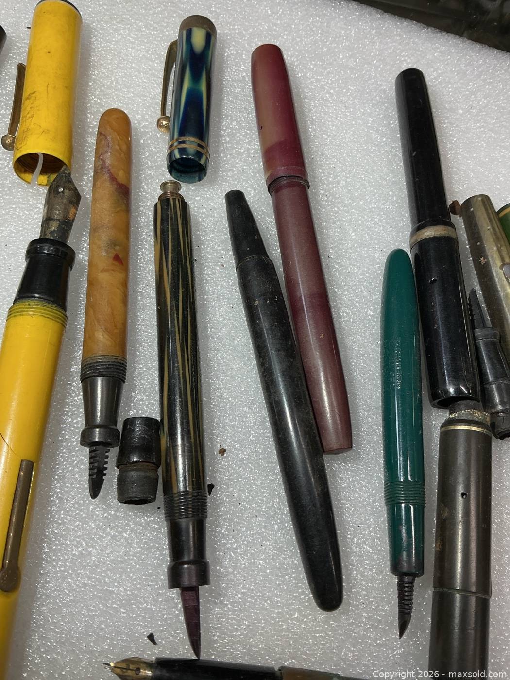 Assorted vintage fountain pen parts | Maxsold