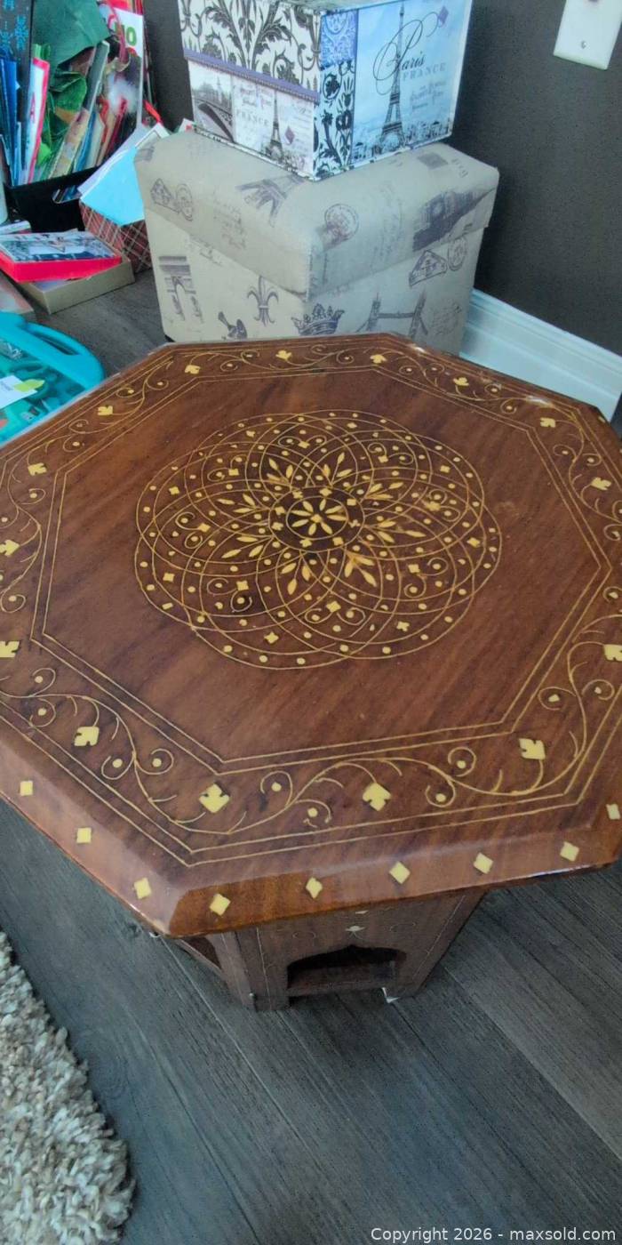 Wood accent end table with inlay | Maxsold