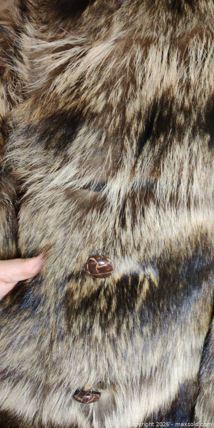 Vintage ladies racoon fur coat labeled Creeds Man’ Selle | Maxsold
