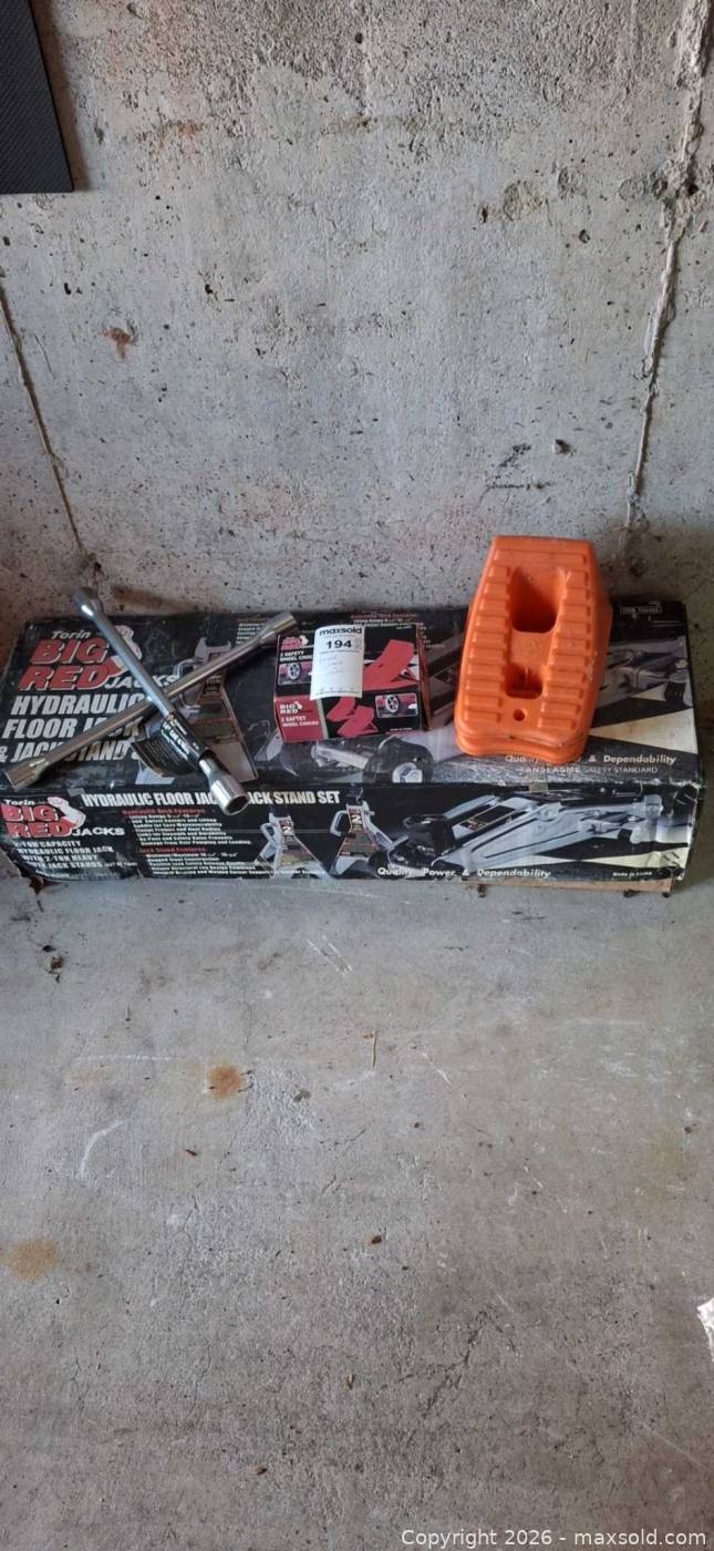 Torin Big Red hydraulic floor jack, 4-way lug wrench, plastic wheel ...