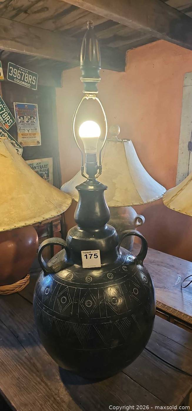 Matte black urn-shaped ceramic table lamp | Maxsold