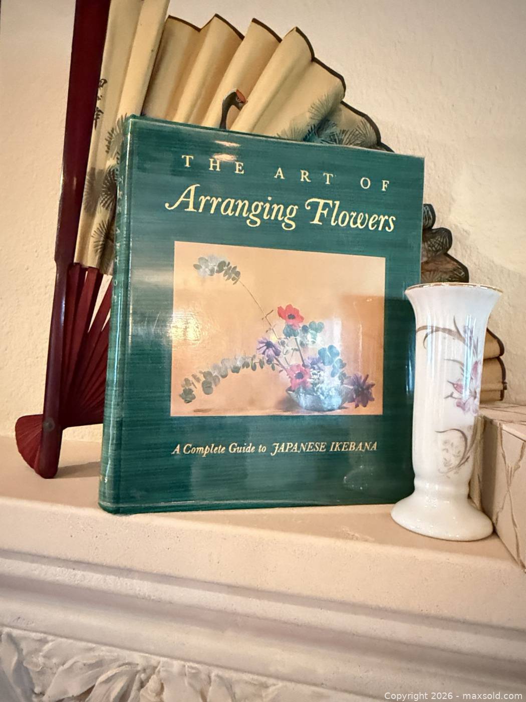 Ikebana floral books, fan, 10 vases, box | Maxsold