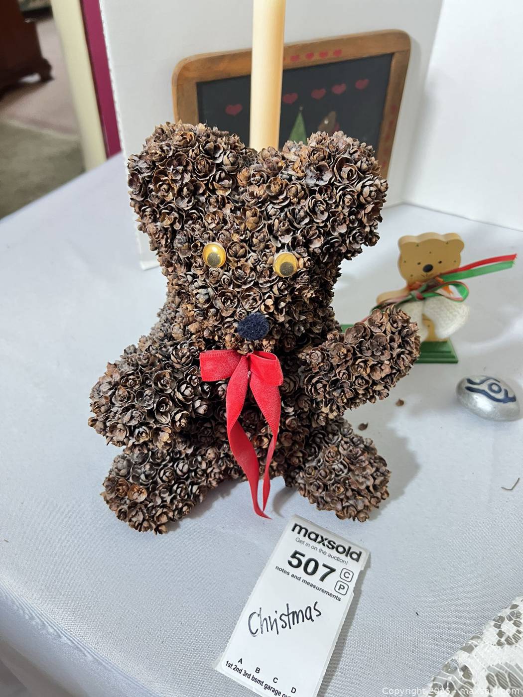 Assorted Christmas decorations | Maxsold